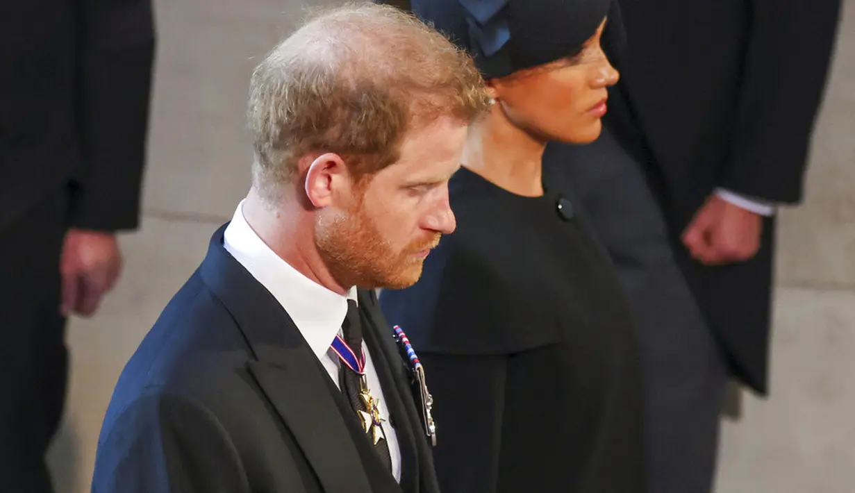 Raut Kesedihan Pangeran Harry Kala Beri Penghormatan untuk Ratu ...