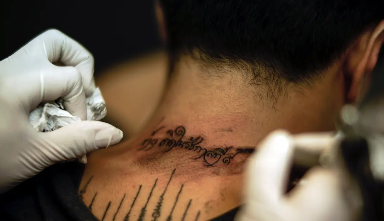 Hormati Raja Thailand, Warga Ini Mentato Tubuhnya - Foto Liputan6.com