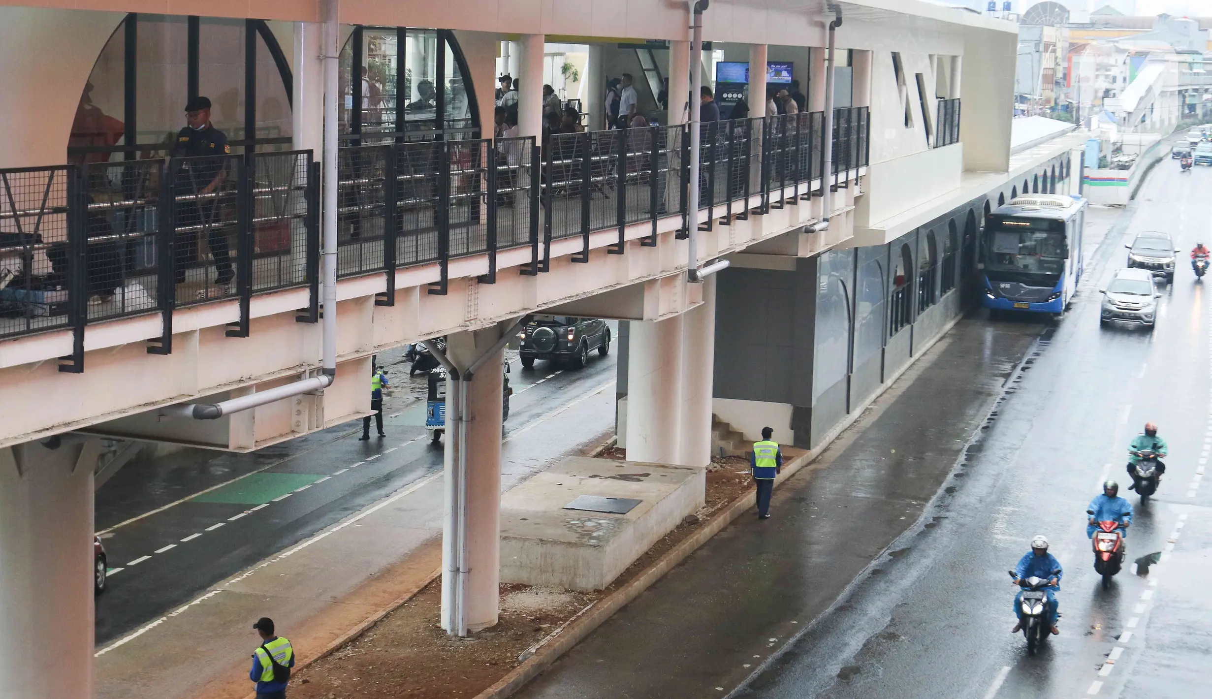 Jalur Integrasi Halte Transjakarta dan Stasiun Jatinegara Resmi Beroperasi - Foto Liputan6.com