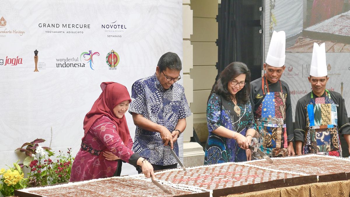Peringati Hari Batik Nasional 2022 dengan Mendukung UMKM Lokal - Lifestyle Fimela.com