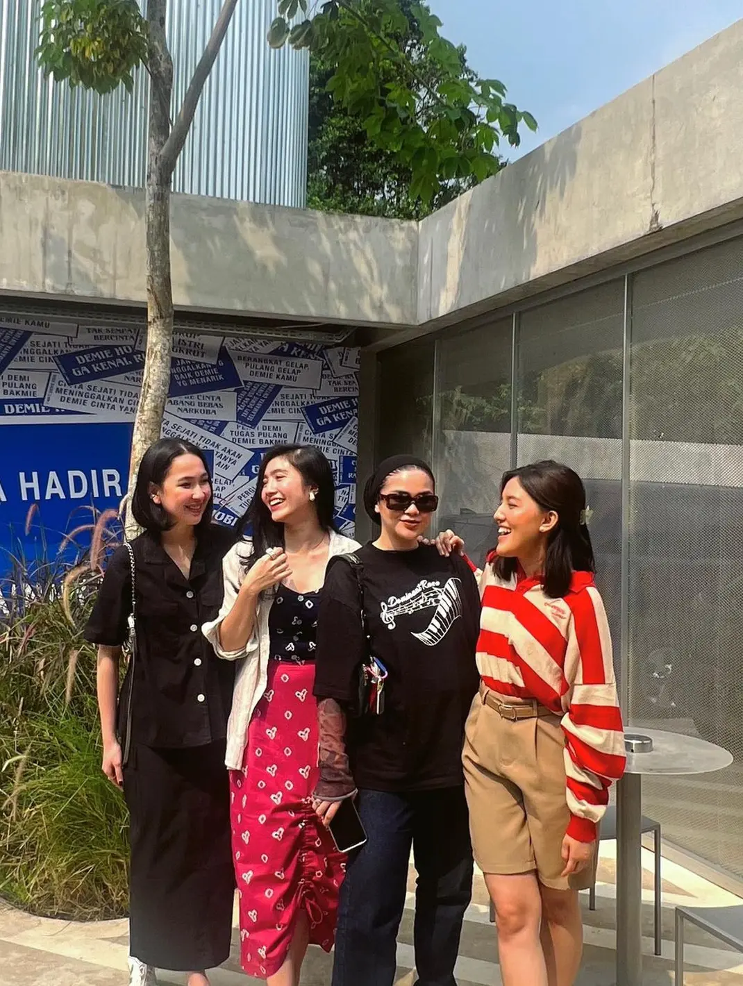 8 Gaya Kontras Eks Member Blink saat Reuni, Febby Rastanty Tampil ...