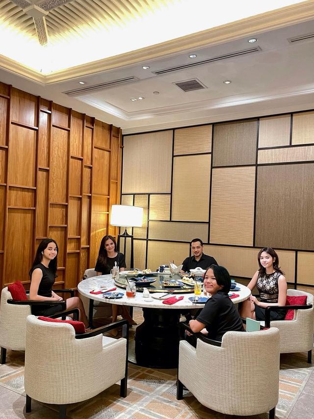 6 Potret Cut Tary Rayakan Ultah ke-44, Keluarga Kompak Pakai Baju Hitam ...