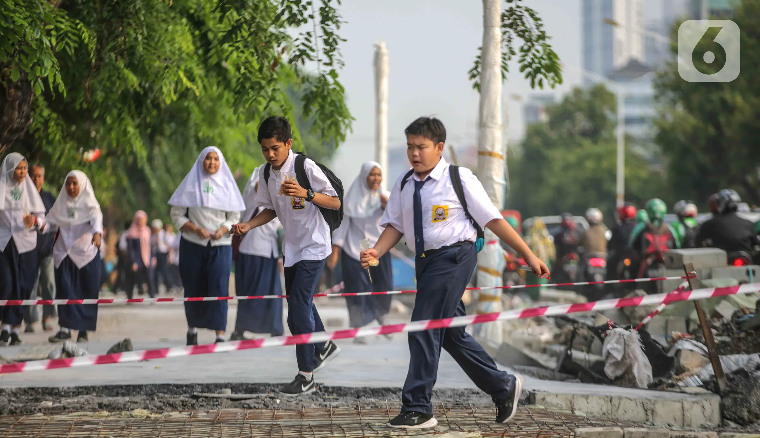 FOTO: Pengerjaan Revitalisasi Trotoar Minim Ruang Gerak - Foto Liputan6.com