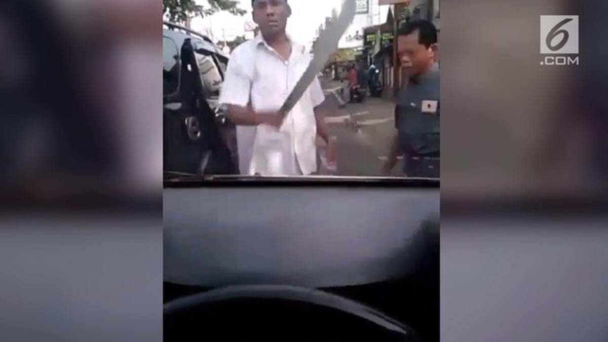 VIDEO: Senggolan di Jalan, Pengemudi Ancam Pakai Golok Panjang - Citizen6 Liputan6.com