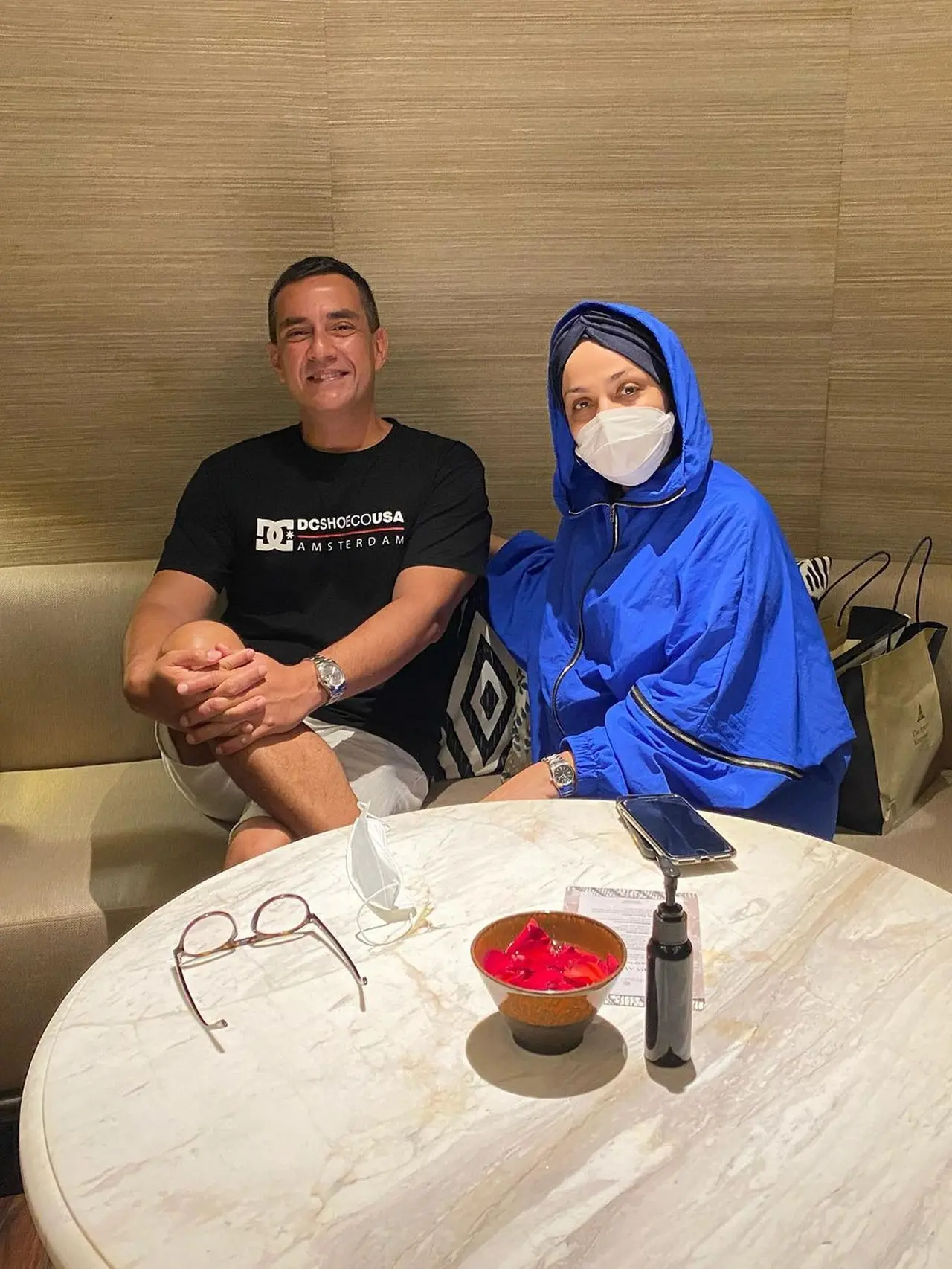 Awet Muda, Ini 6 Potret Terbaru Presenter Ferdy Hasan Bareng Istri ...