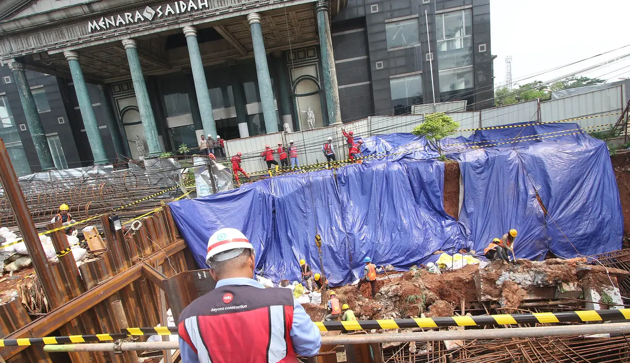 PHOTO: Tergerus Hujan, Tanah Proyek LRT di Depan Menara Saidah Longsor ...