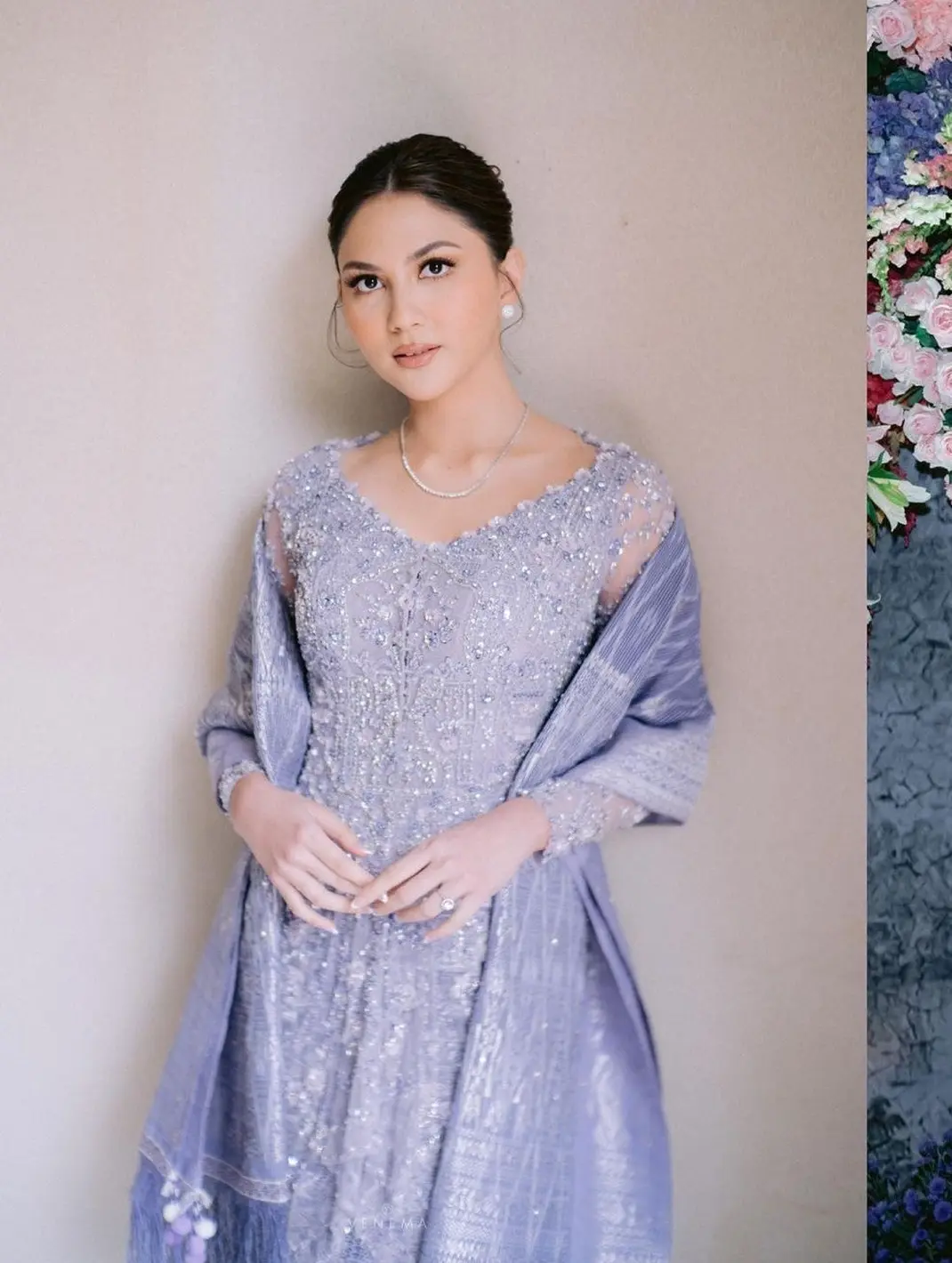 Adu Gaya Kebaya Warna Pastel di Prosesi Pernikahan Adat Batak, Jessica ...