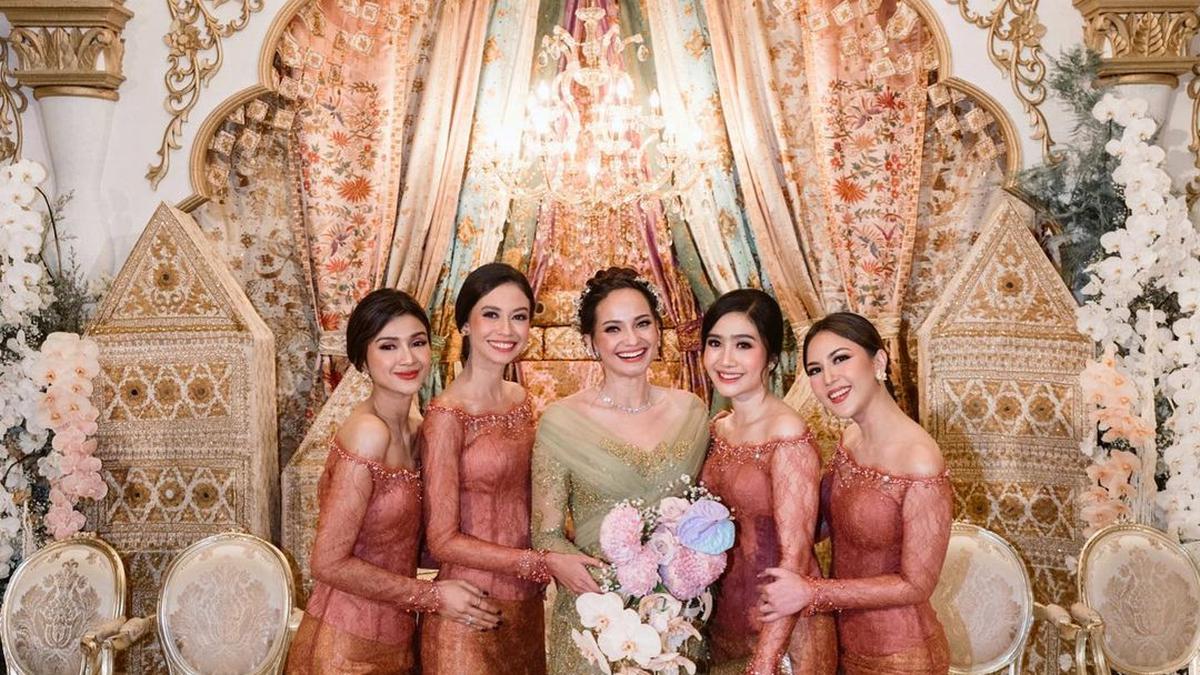 6 Ide Sepatu Kondangan ala Bridesmaid Pernikahan Jessica Mila-Enzy Storia