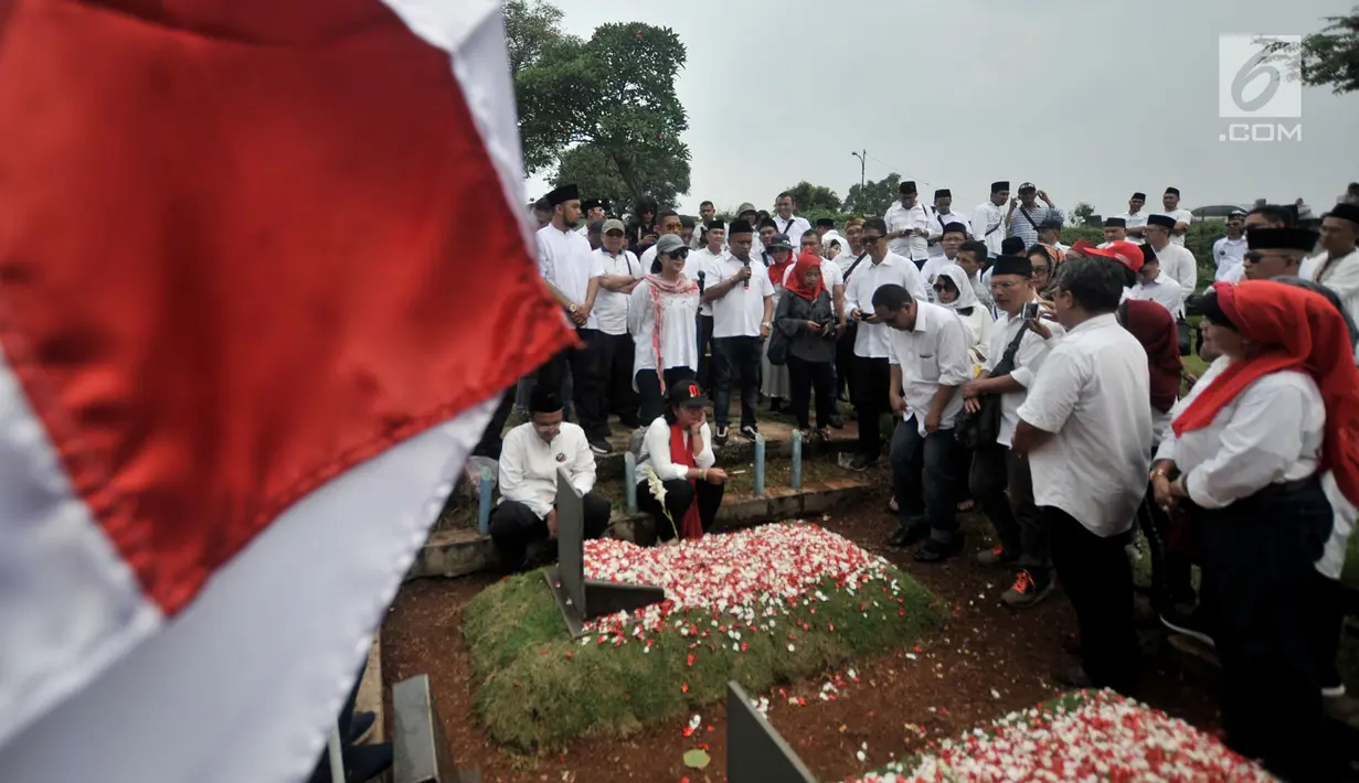 FOTO: Tabur Bunga Tragedi Mei 98 di Makam Pejuang Reformasi - Foto ...