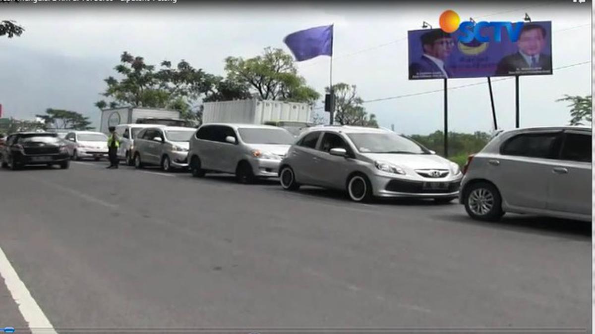 Penerapan E-Toll Picu Antrean Mengular di Tol Baros