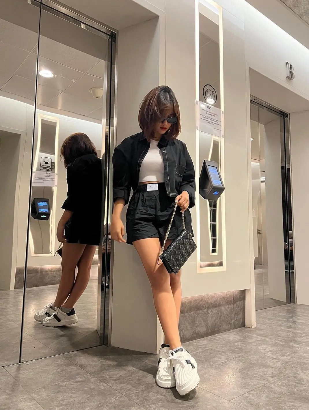 10 Inspirasi Padu Padan Outfit Warna Putih ala Fuji, yang Terbaru ...