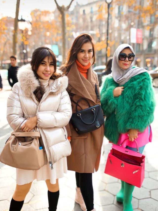 6 Potret Nisya Ahmad dan Syahnaz Liburan di Barcelona, Fesyen Pakaian ...