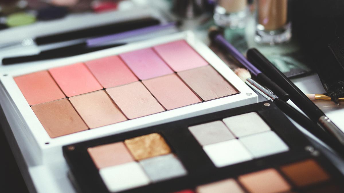 Mau ahli pakai eyeshadow? ini trik andalan mudah dari para makeup artist