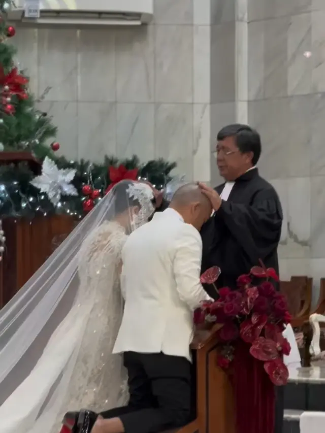 7 Potret Pernikahan Winona Delany dan Frank Hutapea Putra Hotman Paris, Khidmat - Hot Liputan6.com