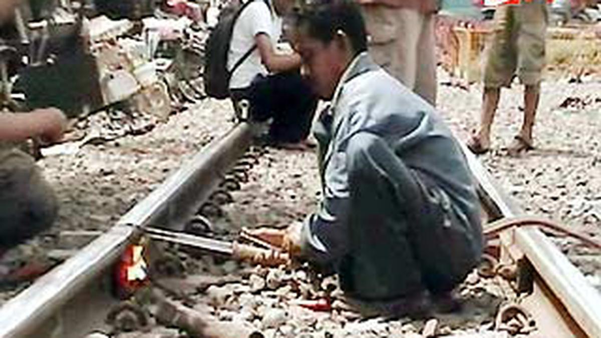 Dua Pencuri Besi Rel Kereta Diringkus - News Liputan6.com