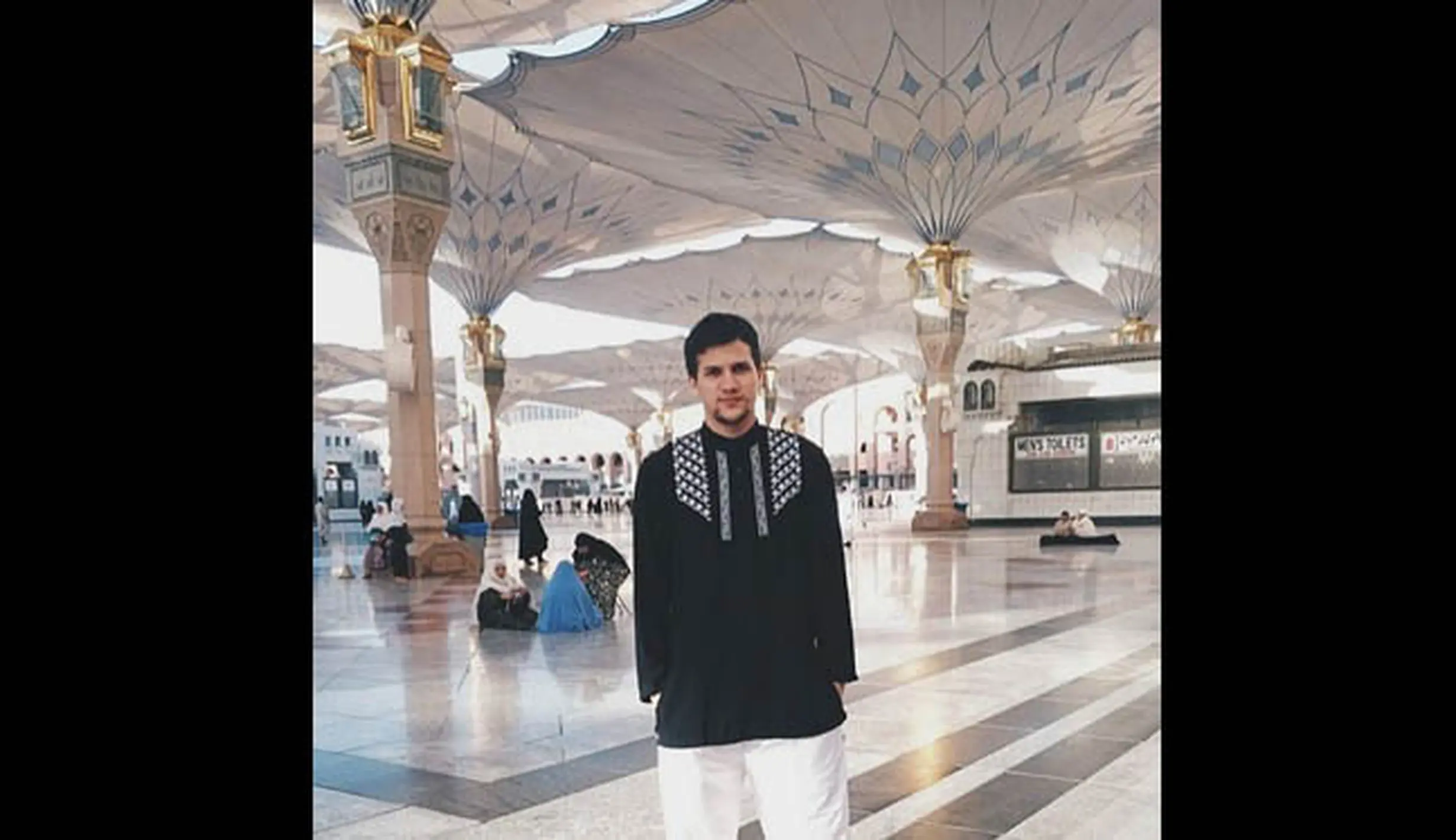Gantengnya Aktor Stuart Collin Saat Umrah - Foto Liputan6.com