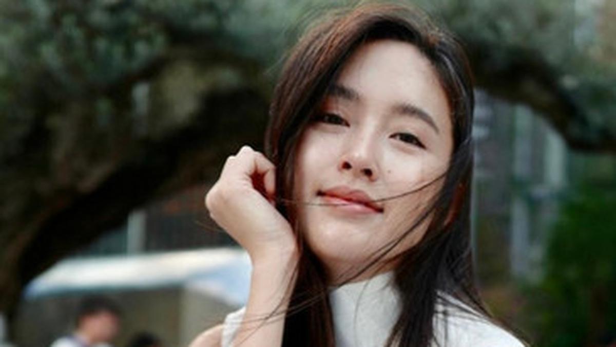 6 Foto Nong Poy Si Transgender Cantik Saat Jadi Ilmuwan