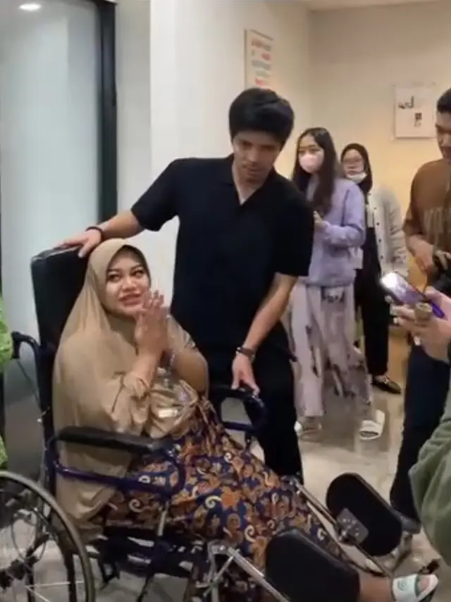 7 Momen Aurel Hermansyah Melahirkan Anak Kedua, Ditemani Tiga Nenek Siaga - Hot Liputan6.com