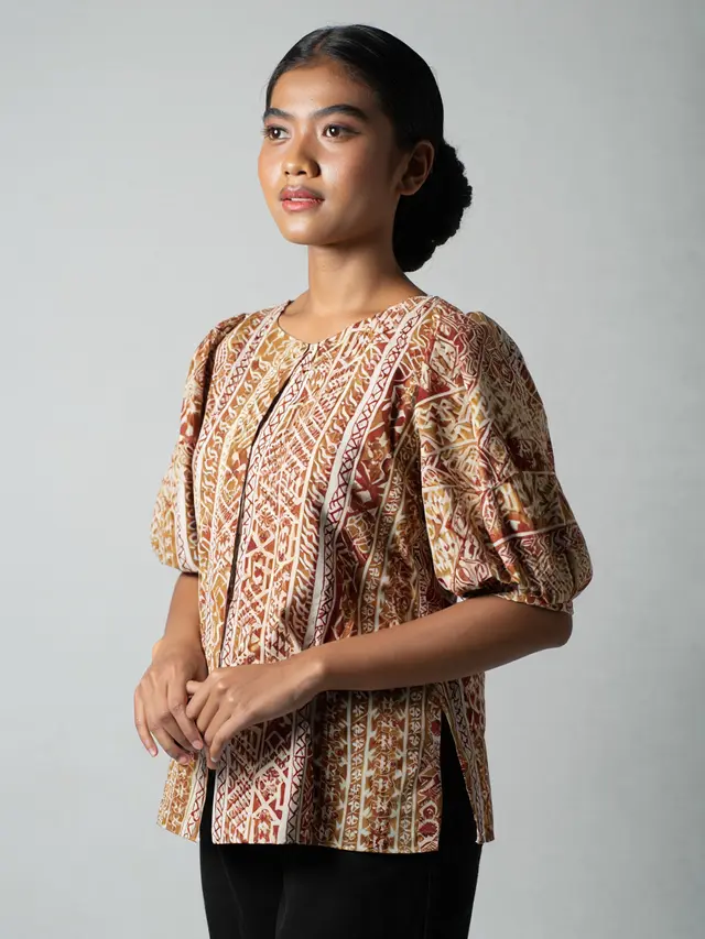 11 Model Blouse Batik Terbaru untuk Wanita Aktif dan Stylish, Sesuai ...