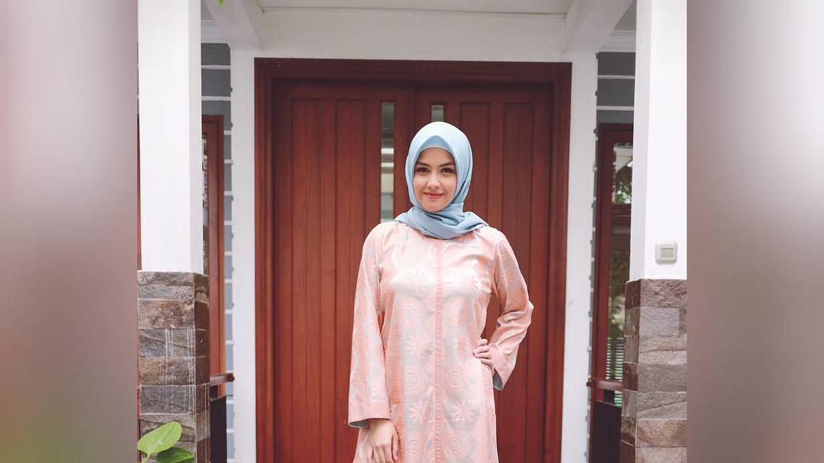 Cantiknya Revalina S Temat Berhijab: Gayanya Bisa Menginspirasimu ...