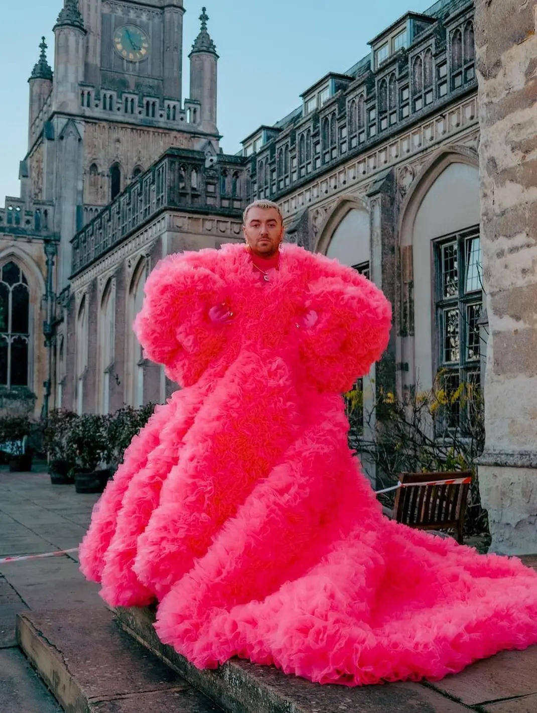 8 Gaya Kontroversial Sam Smith yang Akui Dirinya Non-Binary, Terbaru ...