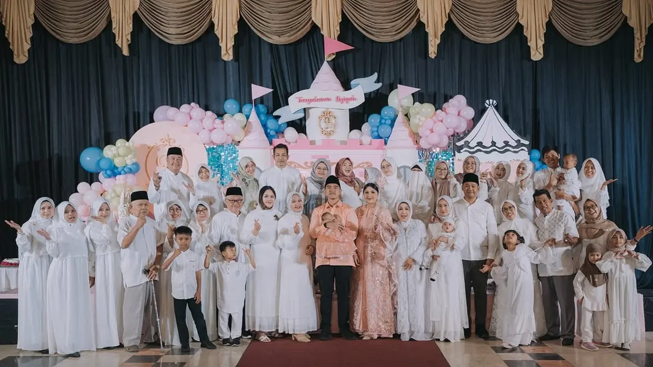 7 Potret Aqiqah Bebingah Sekaligus Ulang Tahun Kaesang Pangarep, Meriah ...