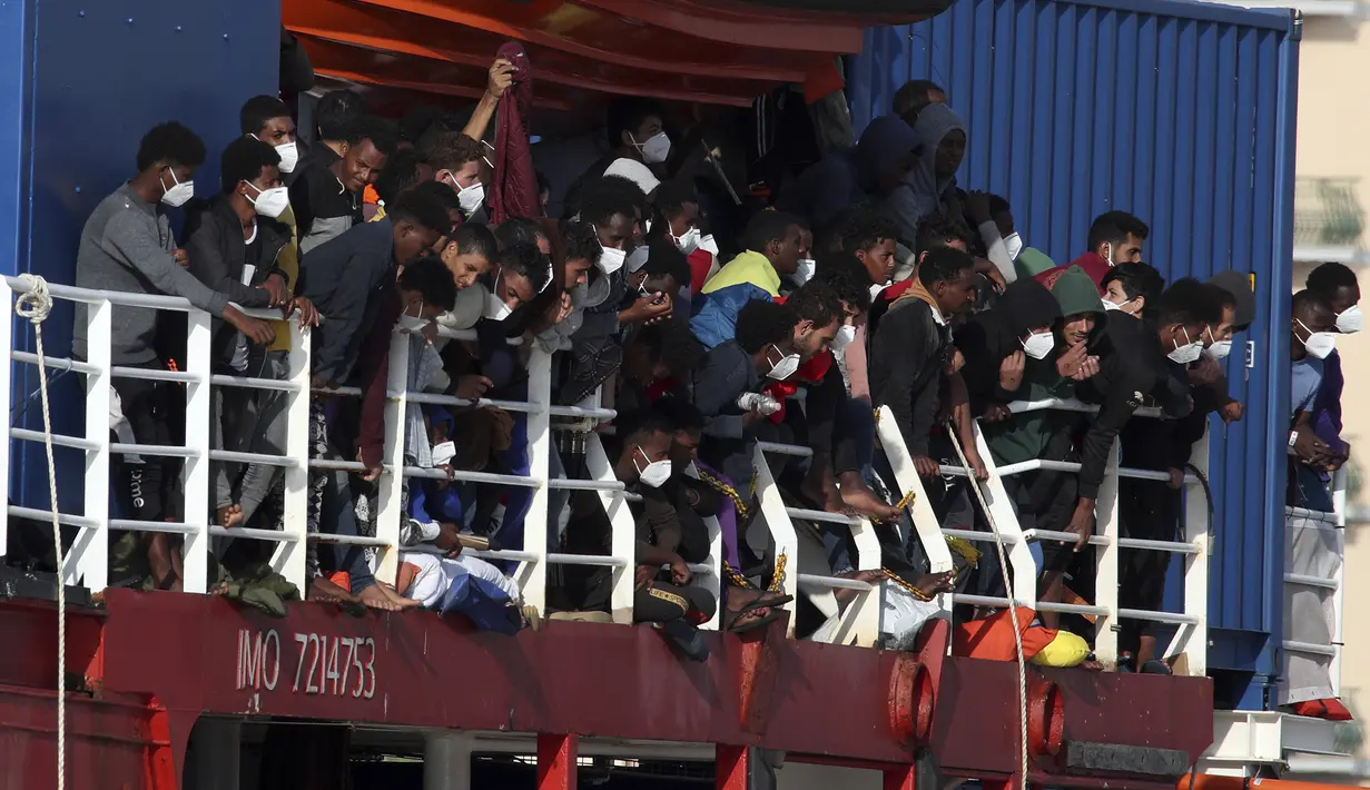 FOTO: Kapal Kemanusiaan Jerman Bermuatan 800 Migran Tiba di Italia ...