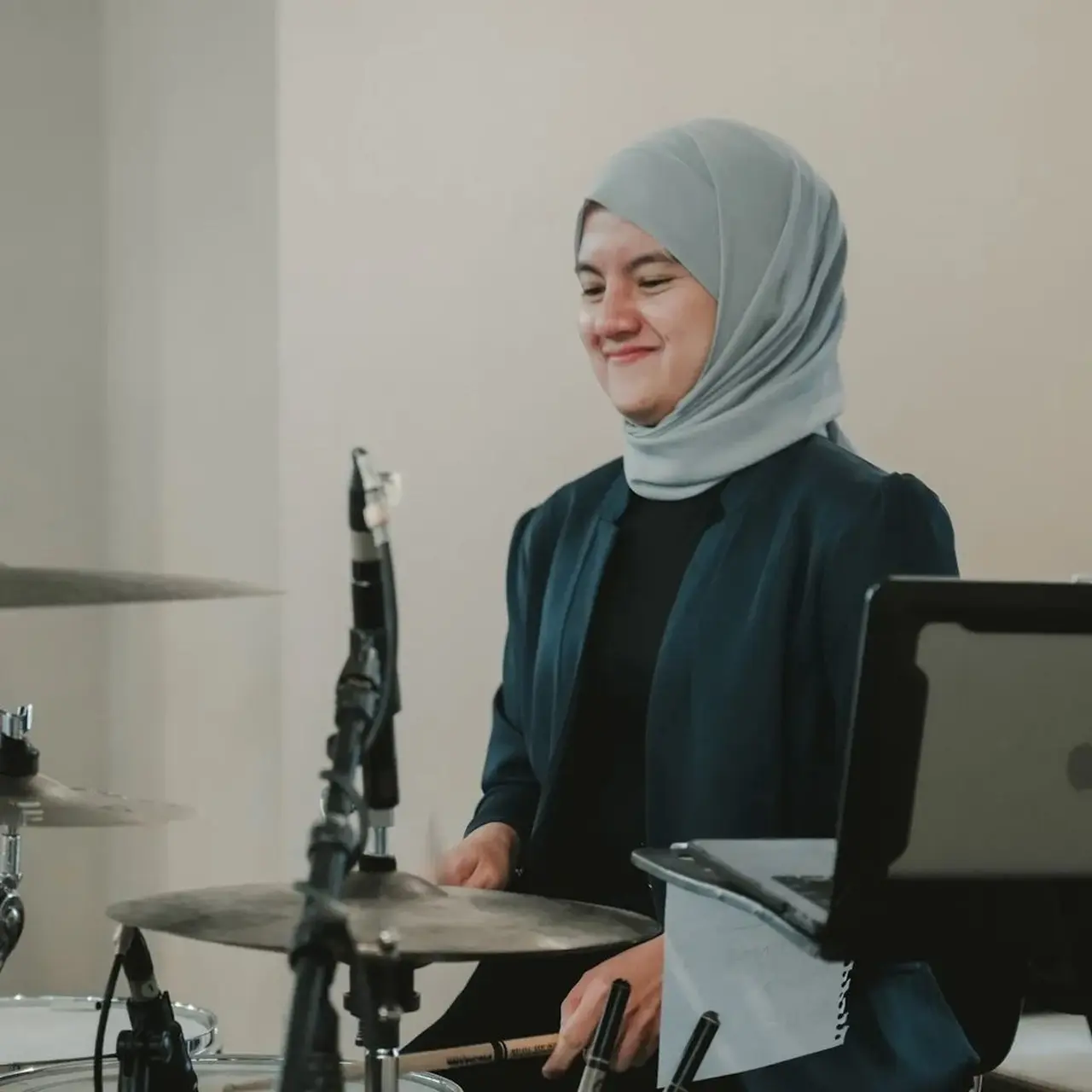 Pernah Gabung Setia Band, Drummer Cantik Ini Kini Jadi Punggawa Base Jam
