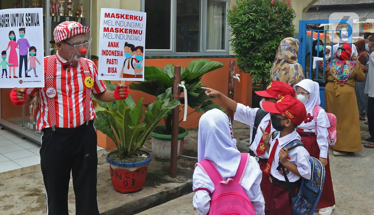 FOTO: Aksi Badut Kampanyekan Pakai Masker untuk Siswa Sekolah - Foto ...