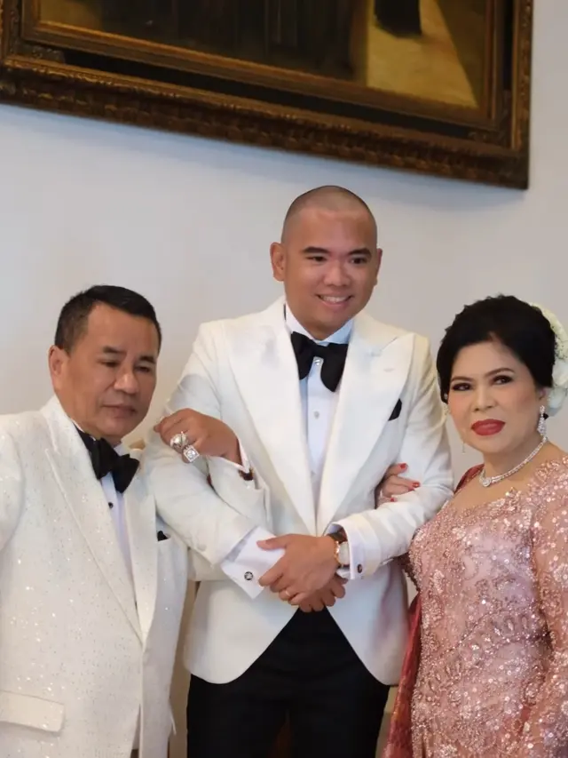 7 Potret Pernikahan Winona Delany dan Frank Hutapea Putra Hotman Paris, Khidmat - Hot Liputan6.com