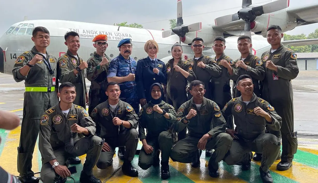 Inul Daratista Pose Bareng TNI Angkatan Udara, Pakai Seragam Militer ...