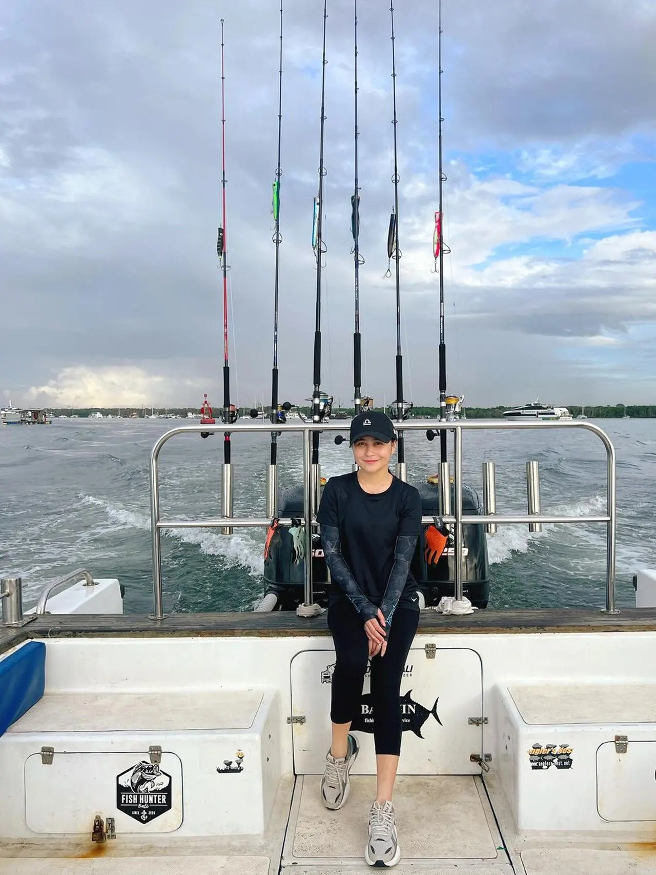 6 Potret Prilly Latuconsina Mancing Pakai Metode Popping di Nusa Penida Bali, Tetap Glowing ...