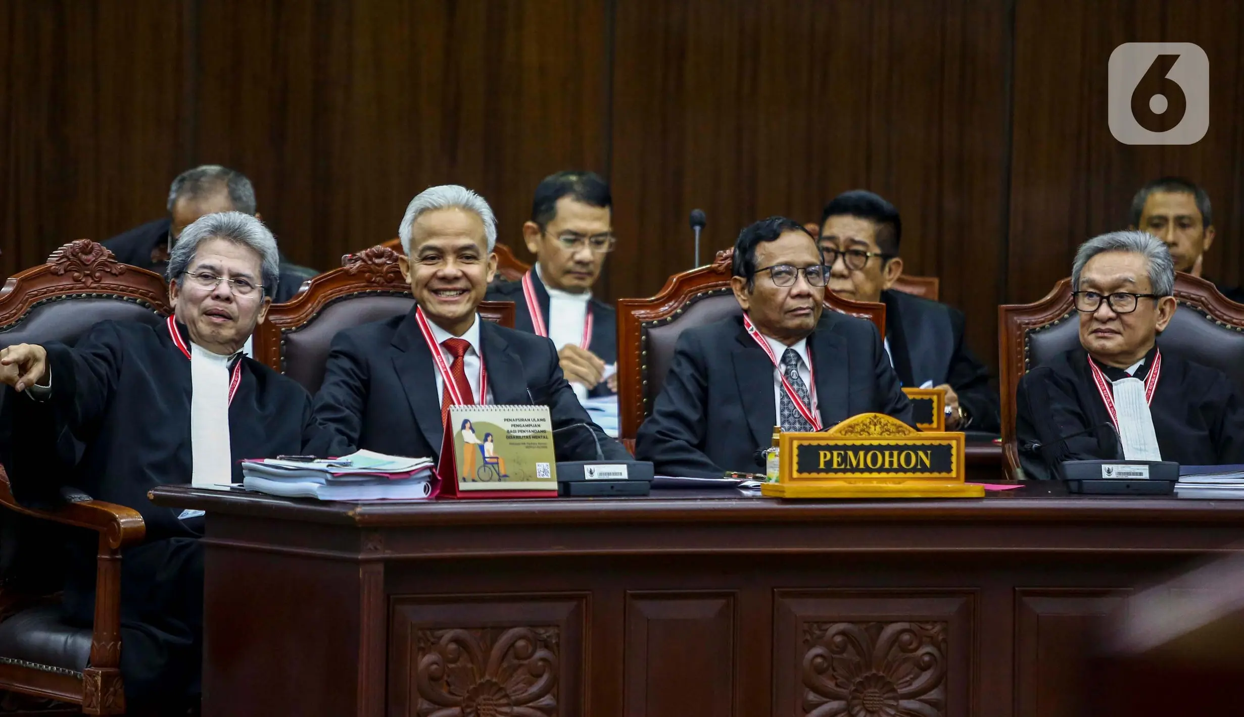 Gaya Ganjar Mahfud Hadiri Sidang Perdana Sengketa Pilpres 2024 Foto