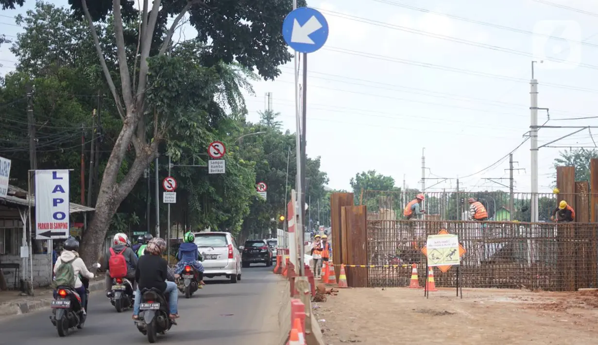 FOTO: Pembangunan Flyover Poltangan Tuai Protes Warga - Foto Liputan6.com