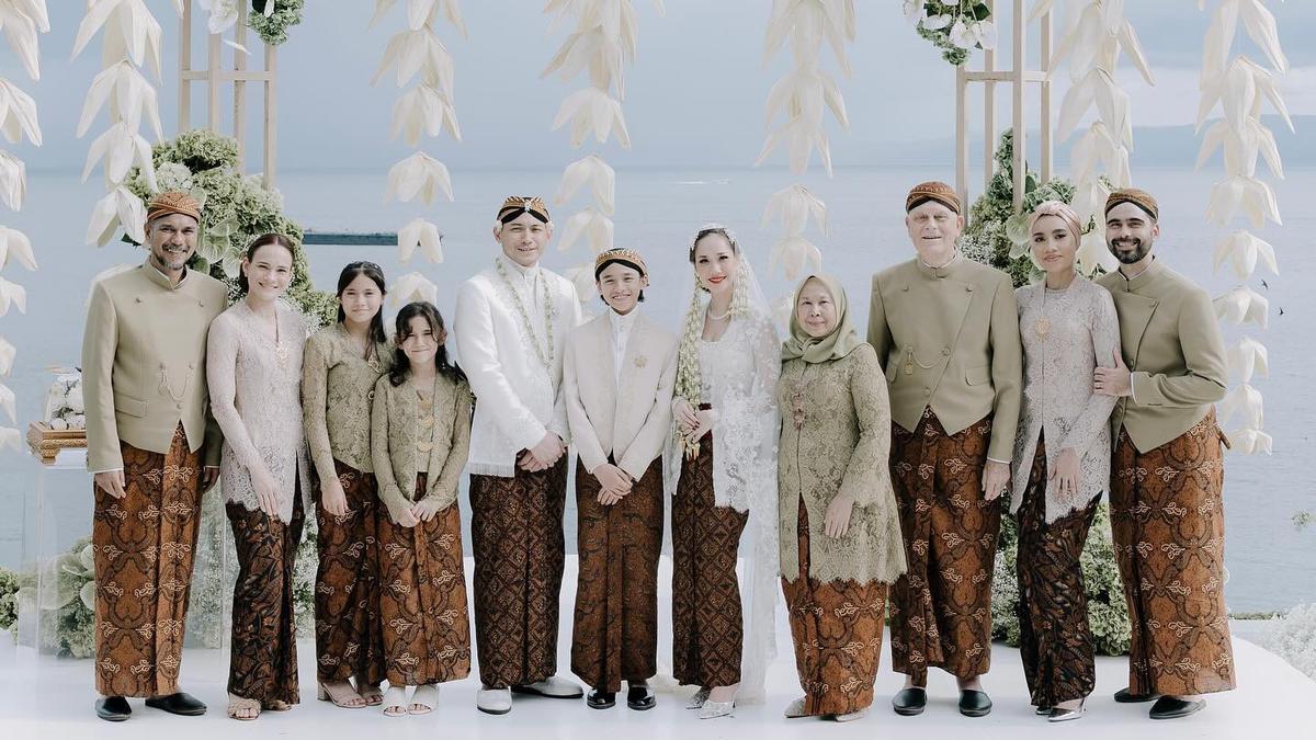 Ketika Sinclair Family Jadikan Tiko Aryawardhana Bagian Keluarganya ...