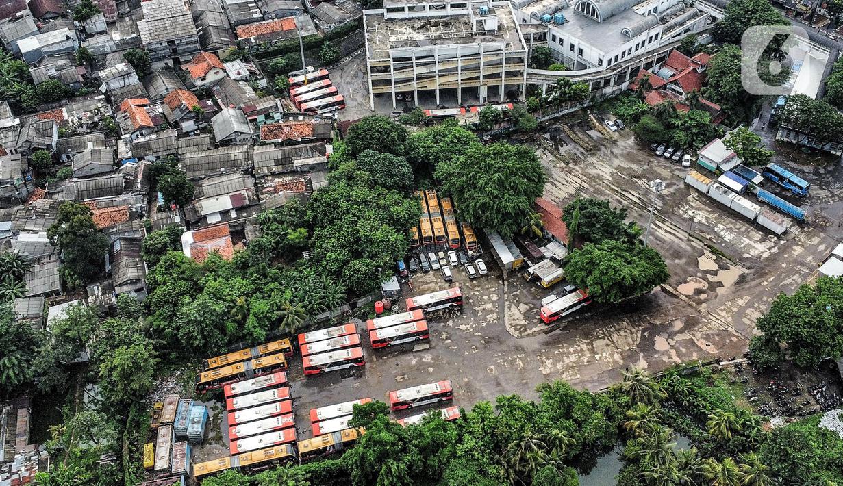Puluhan Bus Transjakarta Terbengkalai di Terminal Pinang Ranti - Foto ...