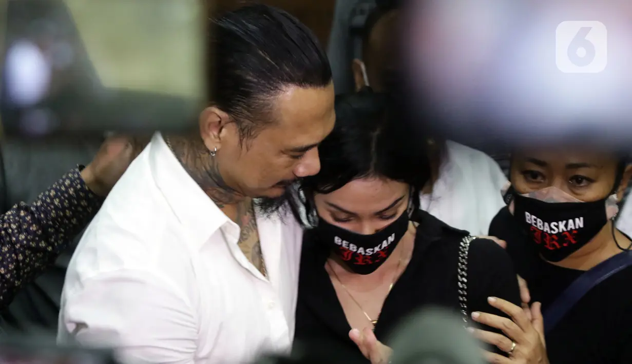 FOTO: Peluk Nora Alexandra, Jerinx Beri Keterangan Usai Sidang Putusan ...