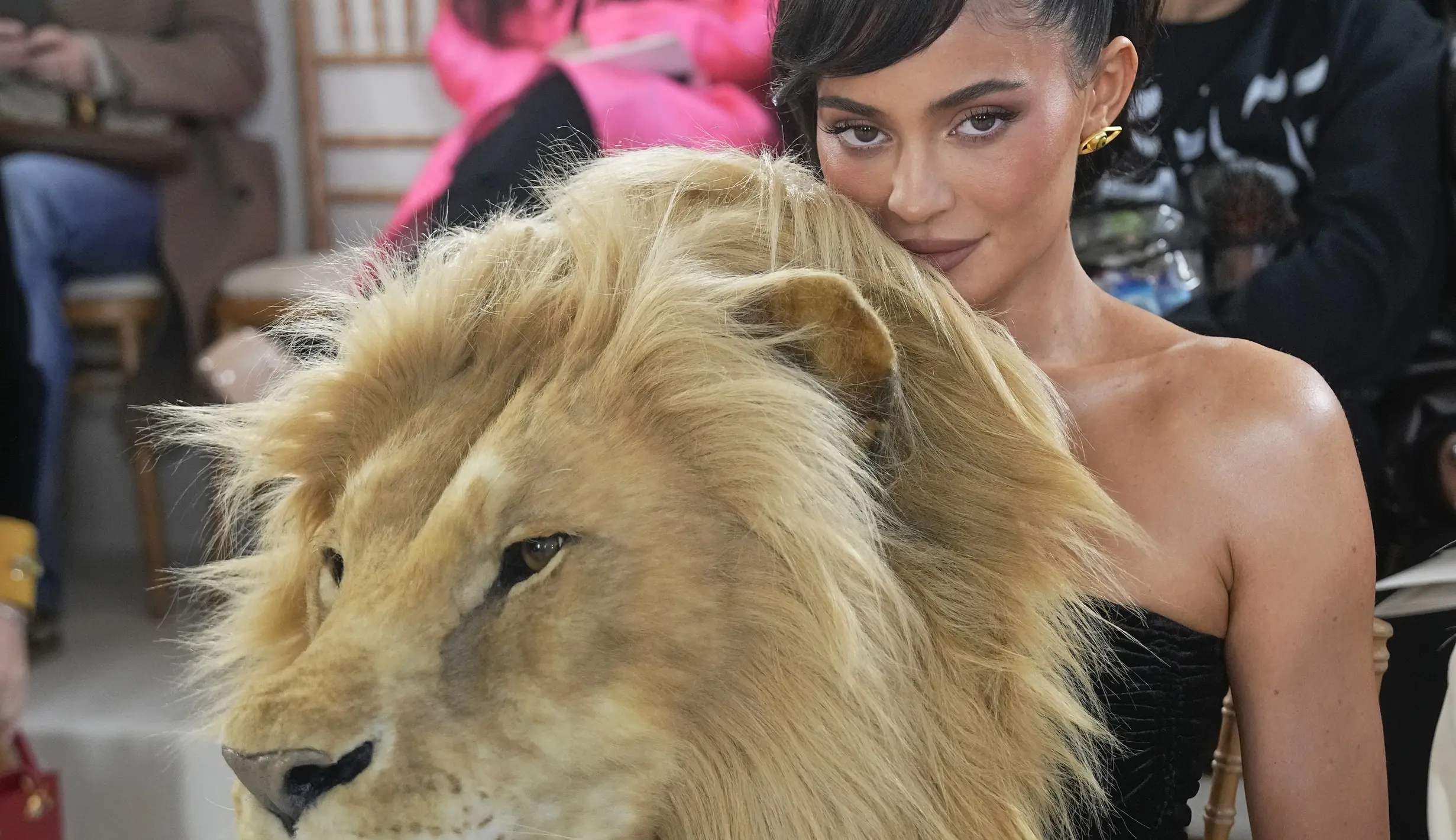 Pakai Gaun Berkepala Singa, Kylie Jenner Curi Perhatian di Paris ...