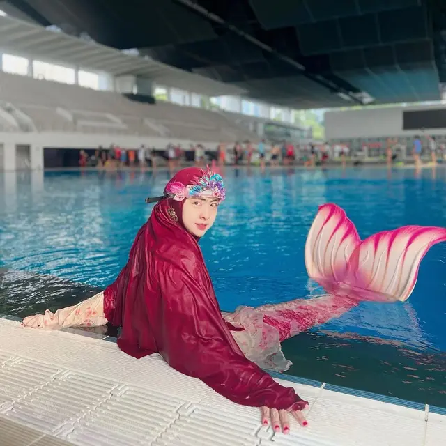 Pesona Selebgram Shindy Putri Berkostum Duyung di Kolam Renang, Disebut ...