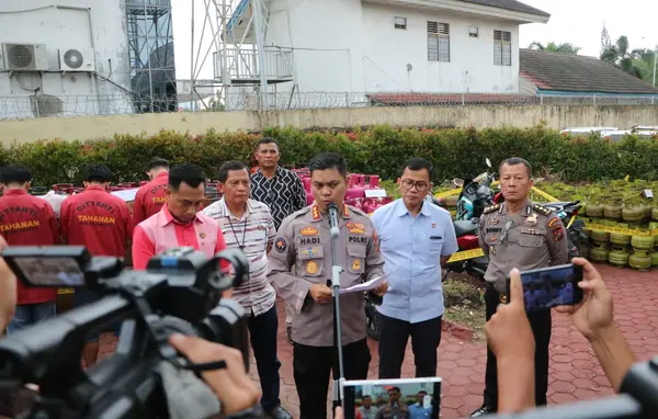 Menpora Dito Tiba di Gedung Bundar Kejagung, Jalani Pemeriksaan Korupsi ...