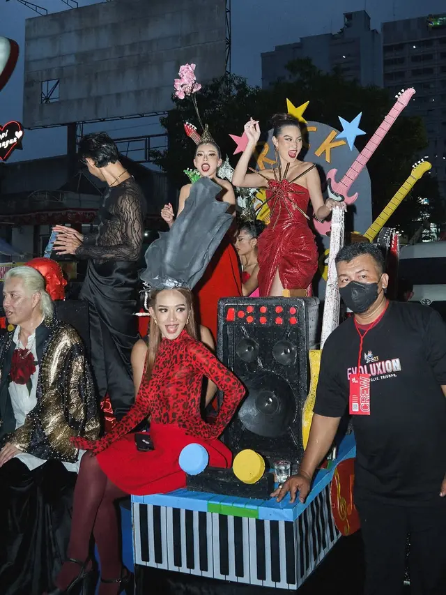 9 Gaya Artis di Jember Fashion Carnaval 2025, Kostum Rossa Curi ...