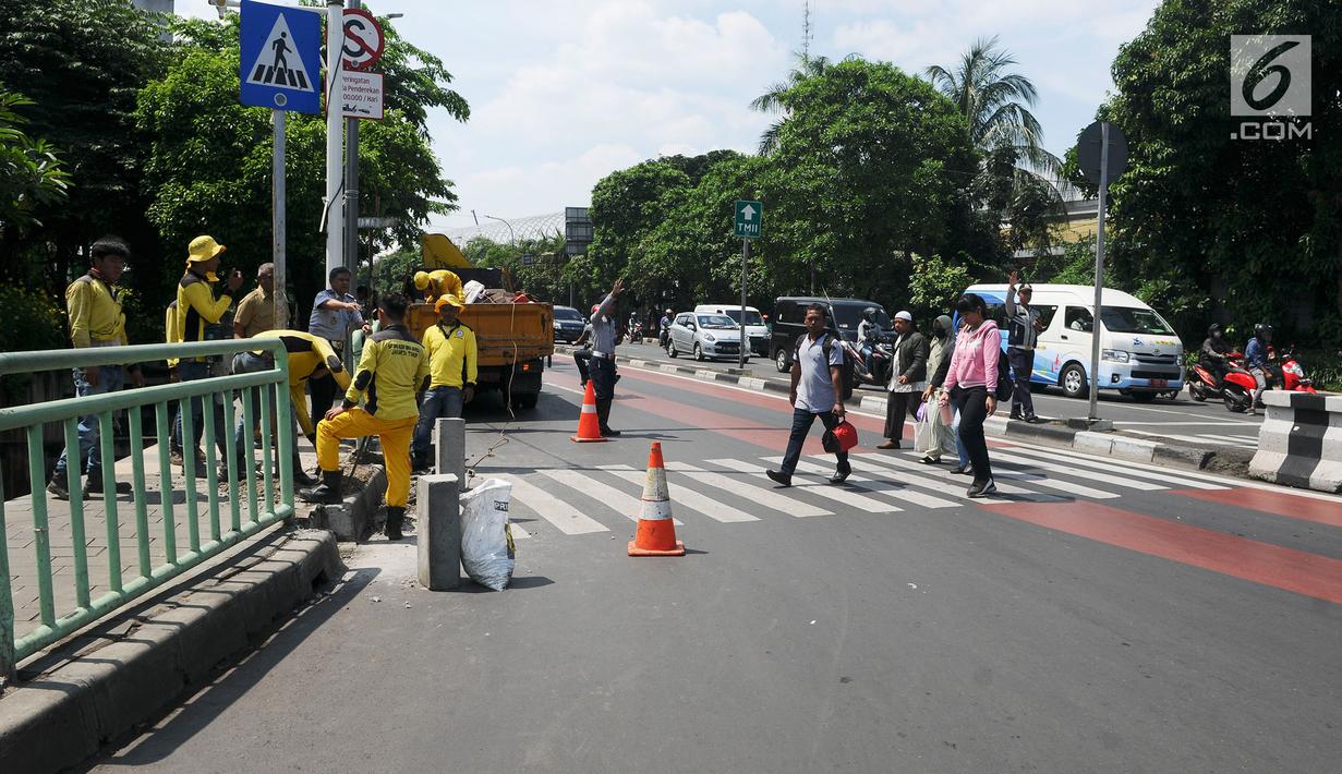 FOTO: Dibongkar, Pagar Besi Penghalang Zebra Cross di Pinang Ranti ...