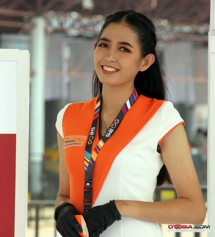 Model-model SPG Beradu Cantik di IIMS 2022 Part 2 - Galeri Otosia.com