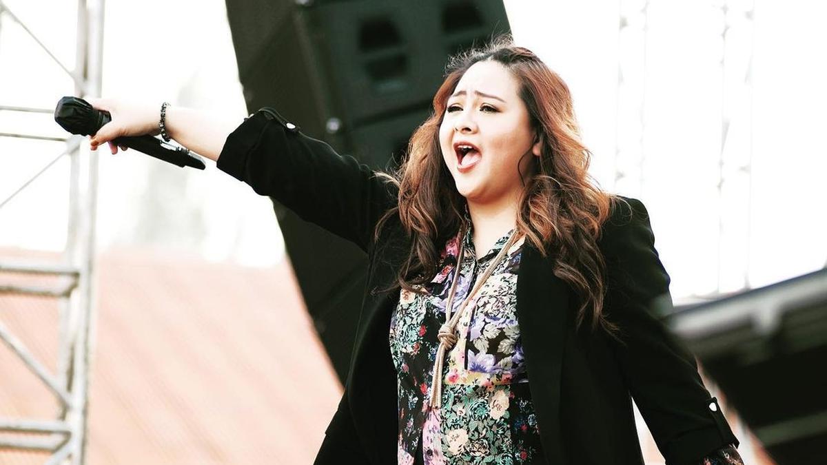 Potret Audy Item Kembali Manggung Setelah Lama Vakum, Mewek di Atas ...