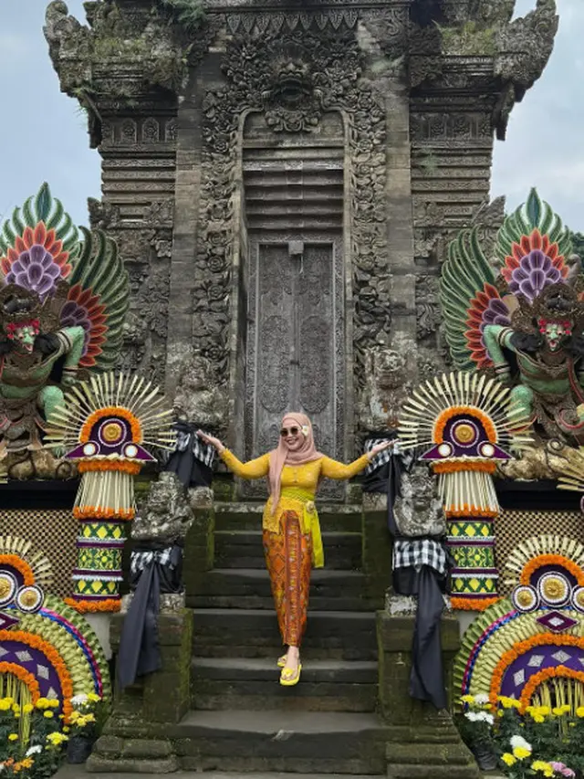Gaya Umi Kalsum Ibunda Ayu Ting Ting saat Liburan di Bali, Model Sandal Jepitnya Curi Perhatian ...