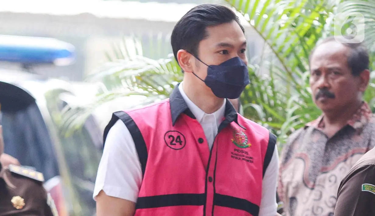 Penampakan Harvey Moeis dan Helena Lim Saat Dilimpahkan ke Kejari ...