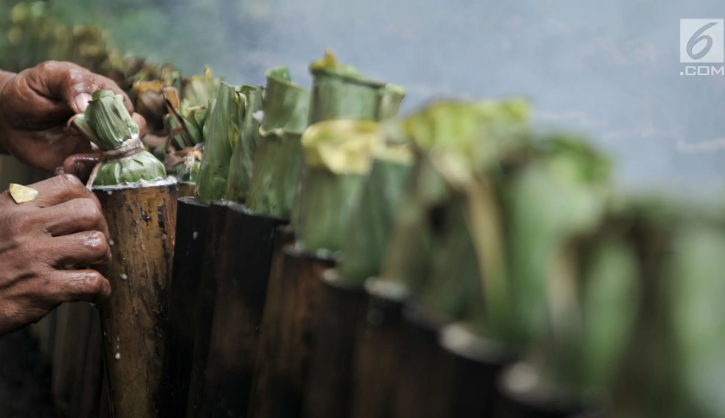 FOTO: Intip Proses Pembuatan Lemang yang Banyak Diburu Selama Ramadan ...