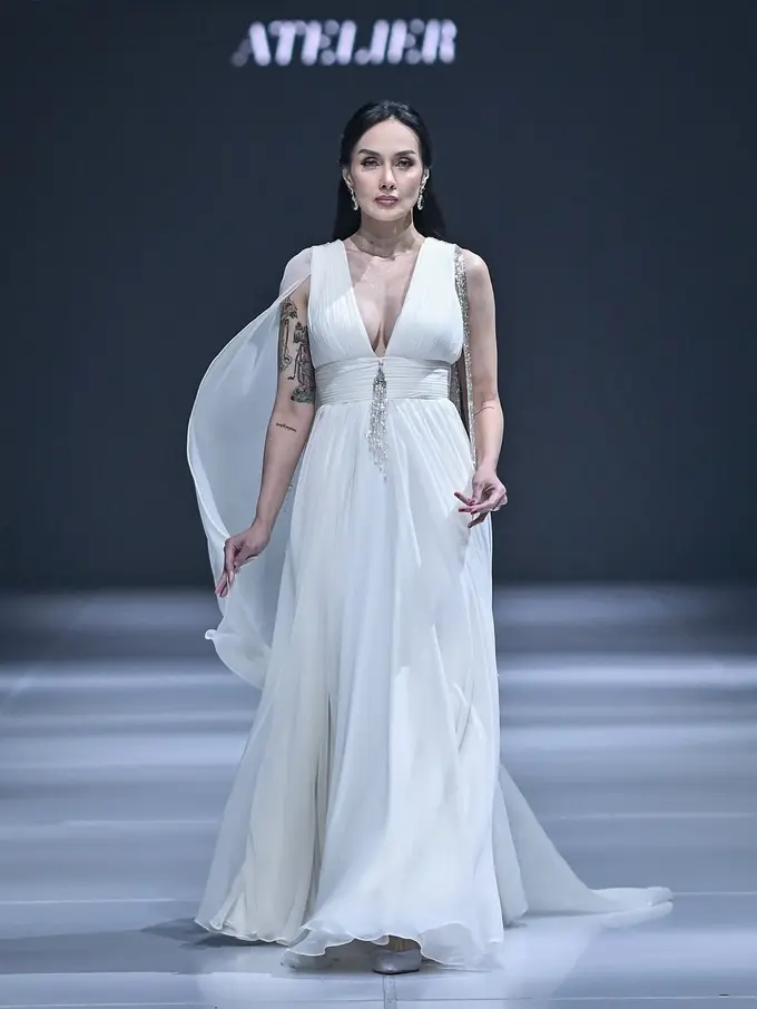 Debut di JFW 2026, Sara Wijayanto Tampil Bak Dewi dari Kayangan dengan Gaun Serba Putih ...