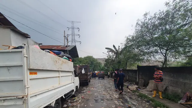 TPA Cipayung Depok Longsor, Antrean Truk Sampah Mengular - News Liputan6.com