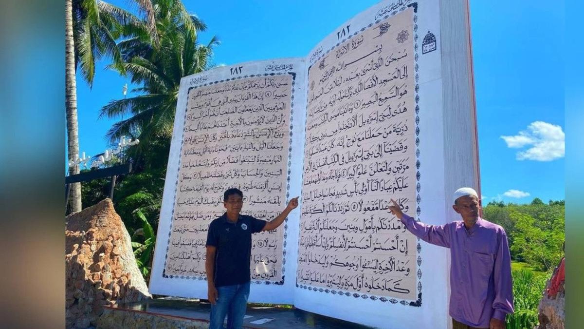 Buatan Warga Kampung, Replika Al-Qur'an Raksasa Ini Jadi Daya Tarik ...